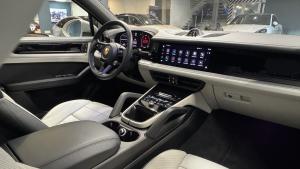 White Porsche Cayenne 2023 in Riga, with an engine capacity of 3.00 L and mileage of 95 thousand km for 85990 €, photo 15 on AUTOMOTO.COM.LV