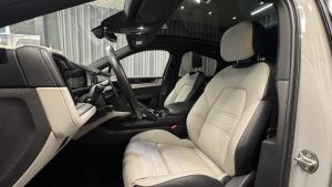 White Porsche Cayenne 2023 in Riga, with an engine capacity of 3.00 L and mileage of 95 thousand km for 85990 €, photo 21 on AUTOMOTO.COM.LV
