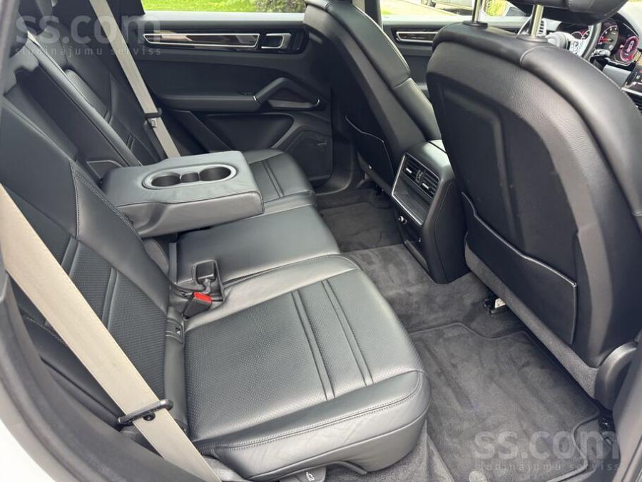 Balts Porsche Cayenne 2023 Rīga, ar dzinēja tilpumu 3.00 L un nobraukumu 82 tūkst. km par 70900 €, foto 16 vietnē AUTOMOTO.COM.LV