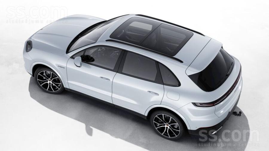 White Porsche Cayenne 2024 in Riga, with an engine capacity of 3.00 L and mileage of 10 thousand km for 96000 €, photo 5 on AUTOMOTO.COM.LV