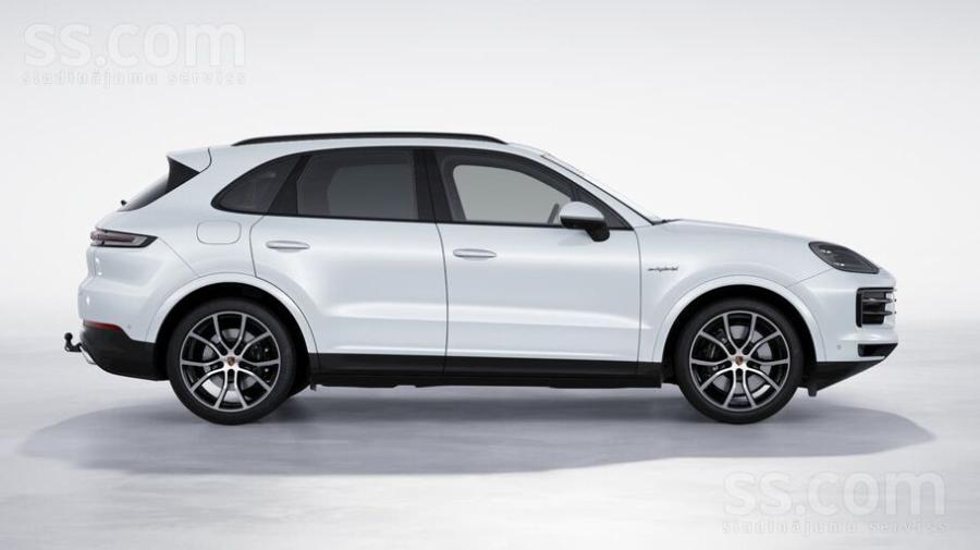 White Porsche Cayenne 2024 in Riga, with an engine capacity of 3.00 L and mileage of 10 thousand km for 96000 €, photo 7 on AUTOMOTO.COM.LV