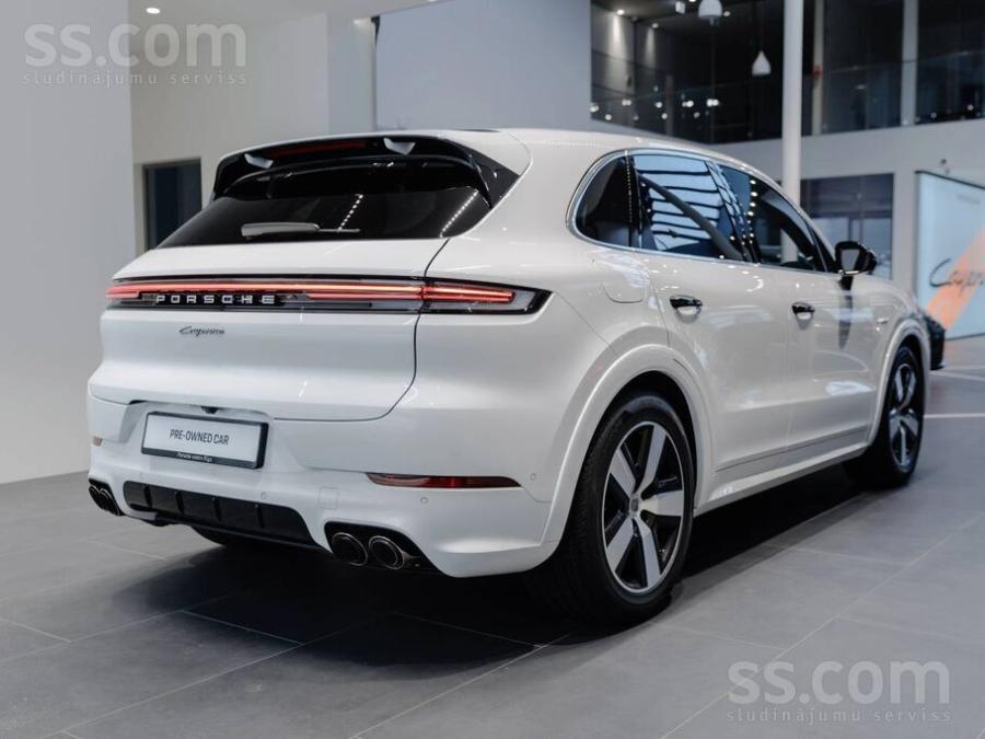 White Porsche Cayenne 2024 in Riga, with an engine capacity of 3.00 L and mileage of 95 thousand km for 85900 €, photo 4 on AUTOMOTO.COM.LV