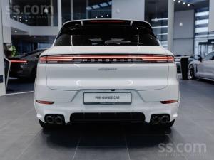 White Porsche Cayenne 2024 in Riga, with an engine capacity of 3.00 L and mileage of 95 thousand km for 85900 €, photo 7 on AUTOMOTO.COM.LV
