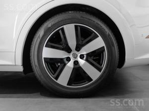 White Porsche Cayenne 2024 in Riga, with an engine capacity of 3.00 L and mileage of 95 thousand km for 85900 €, photo 15 on AUTOMOTO.COM.LV