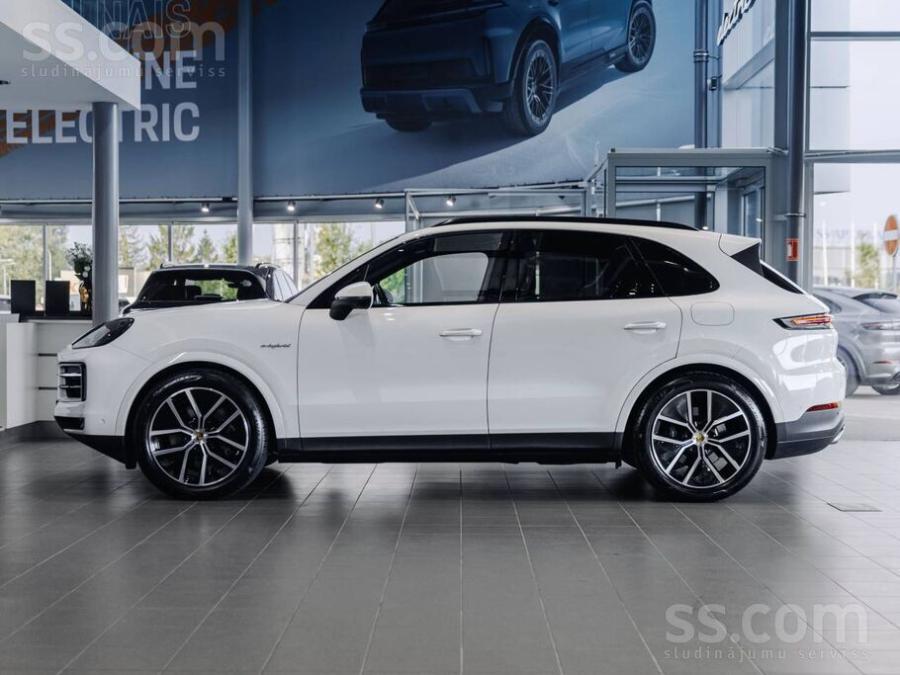 Balts Porsche Cayenne 2025 Rīga, ar dzinēja tilpumu 3.00 L un nobraukumu 13 tūkst. km par 93990 €, foto 3 vietnē AUTOMOTO.COM.LV
