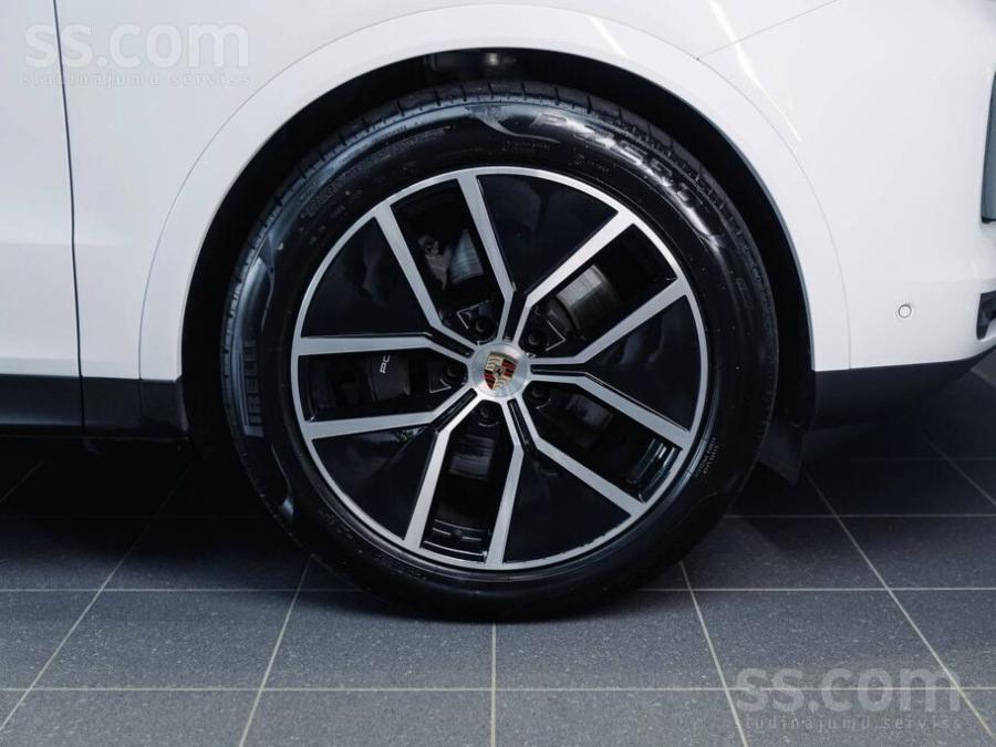 Balts Porsche Cayenne 2025 Rīga, ar dzinēja tilpumu 3.00 L un nobraukumu 13 tūkst. km par 93990 €, foto 18 vietnē AUTOMOTO.COM.LV