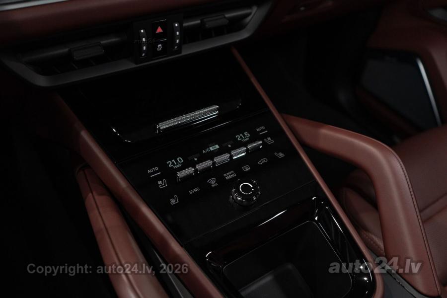 Balts Porsche Cayenne 2025 Rīga, ar dzinēja tilpumu 4.00 L un nobraukumu 24 tūkst. km par 169900 €, foto 26 vietnē AUTOMOTO.COM.LV