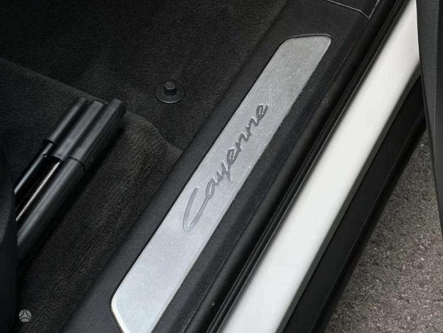 Balts Porsche Cayenne 2025 Viļņa, ar dzinēja tilpumu 3.00 L un nobraukumu 23 tūkst. km par 107000 €, foto 22 vietnē AUTOMOTO.COM.LV