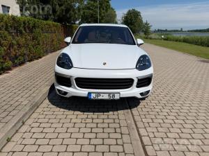 White Porsche Cayenne 2014 in Riga, with an engine capacity of 3.00 L and mileage of 213 thousand km for 22500 €, photo 3 on AUTOMOTO.COM.LV
