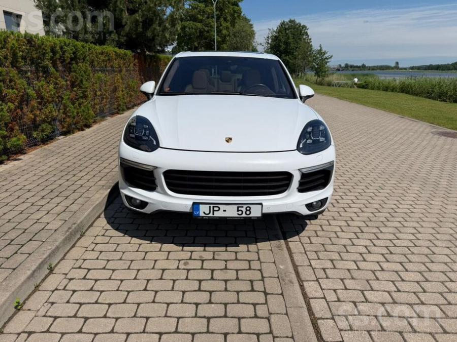 White Porsche Cayenne 2014 in Riga, with an engine capacity of 3.00 L and mileage of 213 thousand km for 22500 €, photo 3 on AUTOMOTO.COM.LV