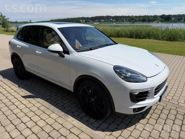 White Porsche Cayenne 2014 in Riga, with an engine capacity of 3.00 L and mileage of 213 thousand km for 22500 €, photo 3 on AUTOMOTO.COM.LV