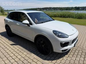 White Porsche Cayenne 2014 in Riga, with an engine capacity of 3.00 L and mileage of 213 thousand km for 22500 €, photo 4 on AUTOMOTO.COM.LV