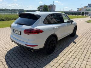White Porsche Cayenne 2014 in Riga, with an engine capacity of 3.00 L and mileage of 213 thousand km for 22500 €, photo 5 on AUTOMOTO.COM.LV