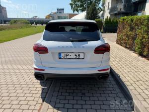 White Porsche Cayenne 2014 in Riga, with an engine capacity of 3.00 L and mileage of 213 thousand km for 22500 €, photo 6 on AUTOMOTO.COM.LV