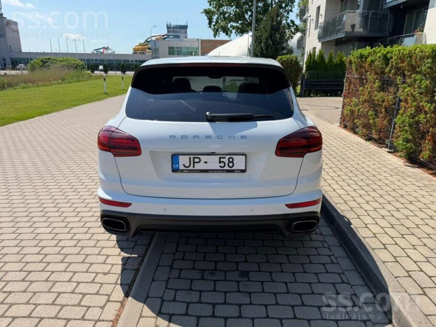 White Porsche Cayenne 2014 in Riga, with an engine capacity of 3.00 L and mileage of 213 thousand km for 22500 €, photo 6 on AUTOMOTO.COM.LV