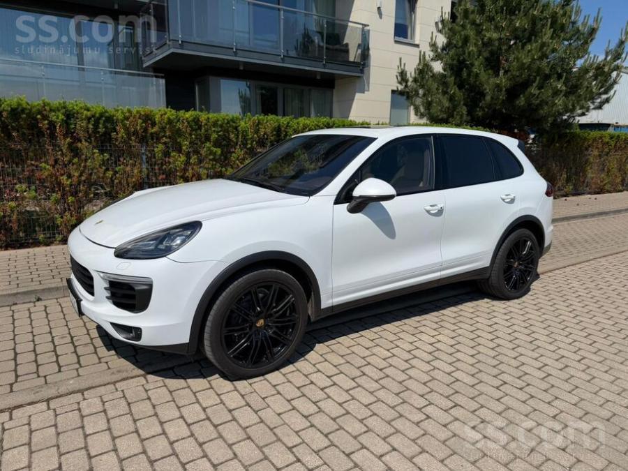 White Porsche Cayenne 2014 in Riga, with an engine capacity of 3.00 L and mileage of 213 thousand km for 22500 €, photo 7 on AUTOMOTO.COM.LV