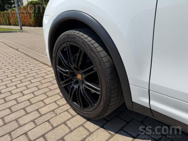 White Porsche Cayenne 2014 in Riga, with an engine capacity of 3.00 L and mileage of 213 thousand km for 22500 €, photo 7 on AUTOMOTO.COM.LV