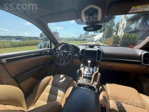 White Porsche Cayenne 2014 in Riga, with an engine capacity of 3.00 L and mileage of 213 thousand km for 22500 €, photo 9 on AUTOMOTO.COM.LV