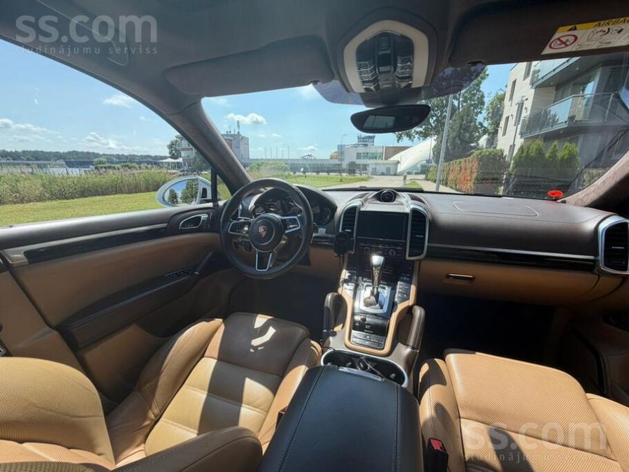 White Porsche Cayenne 2014 in Riga, with an engine capacity of 3.00 L and mileage of 213 thousand km for 22500 €, photo 9 on AUTOMOTO.COM.LV