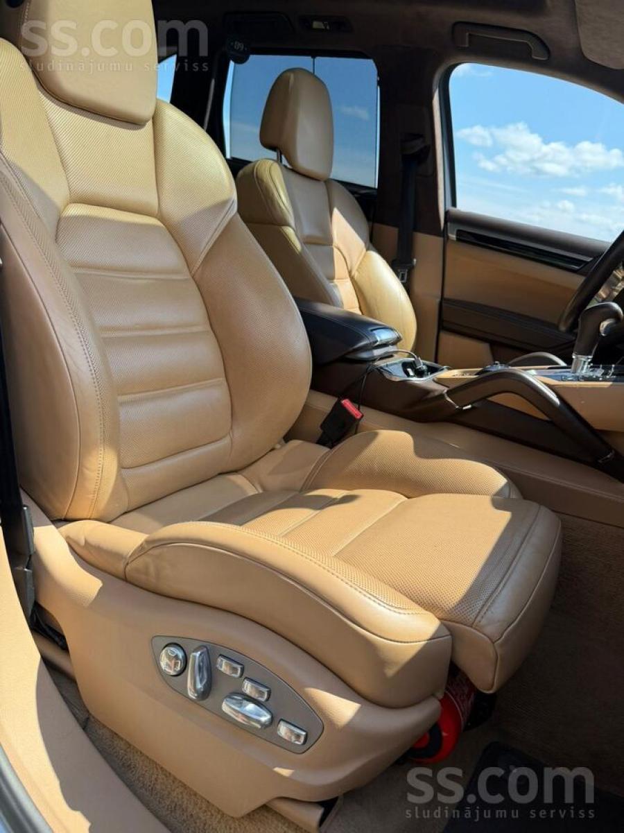White Porsche Cayenne 2014 in Riga, with an engine capacity of 3.00 L and mileage of 213 thousand km for 22500 €, photo 10 on AUTOMOTO.COM.LV