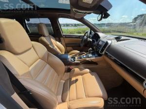 White Porsche Cayenne 2014 in Riga, with an engine capacity of 3.00 L and mileage of 213 thousand km for 22500 €, photo 11 on AUTOMOTO.COM.LV