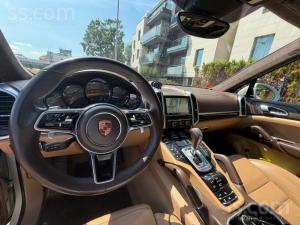 White Porsche Cayenne 2014 in Riga, with an engine capacity of 3.00 L and mileage of 213 thousand km for 22500 €, photo 13 on AUTOMOTO.COM.LV
