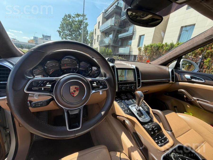 White Porsche Cayenne 2014 in Riga, with an engine capacity of 3.00 L and mileage of 213 thousand km for 22500 €, photo 13 on AUTOMOTO.COM.LV