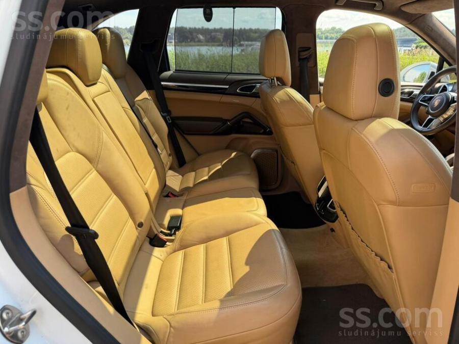 White Porsche Cayenne 2014 in Riga, with an engine capacity of 3.00 L and mileage of 213 thousand km for 22500 €, photo 14 on AUTOMOTO.COM.LV