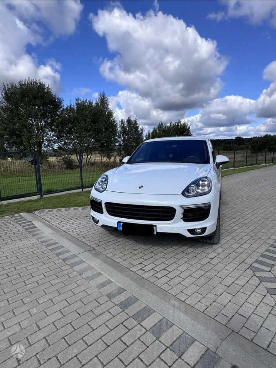 White Porsche Cayenne 2015 in Trakai, with an engine capacity of 3.00 L and mileage of 283 thousand km for 24500 €, photo 1 on AUTOMOTO.COM.LV