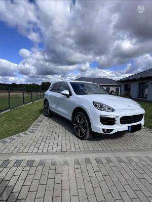 White Porsche Cayenne 2015 in Trakai, with an engine capacity of 3.00 L and mileage of 283 thousand km for 24500 €, photo 3 on AUTOMOTO.COM.LV