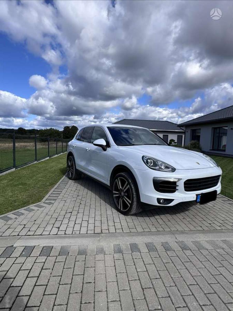 White Porsche Cayenne 2015 in Trakai, with an engine capacity of 3.00 L and mileage of 283 thousand km for 24500 €, photo 3 on AUTOMOTO.COM.LV