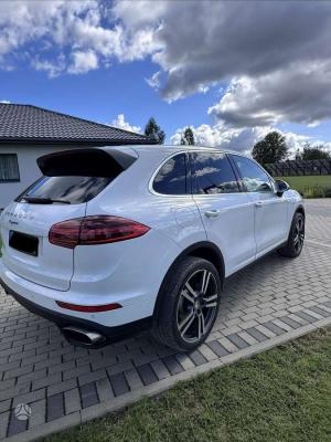 White Porsche Cayenne 2015 in Trakai, with an engine capacity of 3.00 L and mileage of 283 thousand km for 24500 €, photo 4 on AUTOMOTO.COM.LV