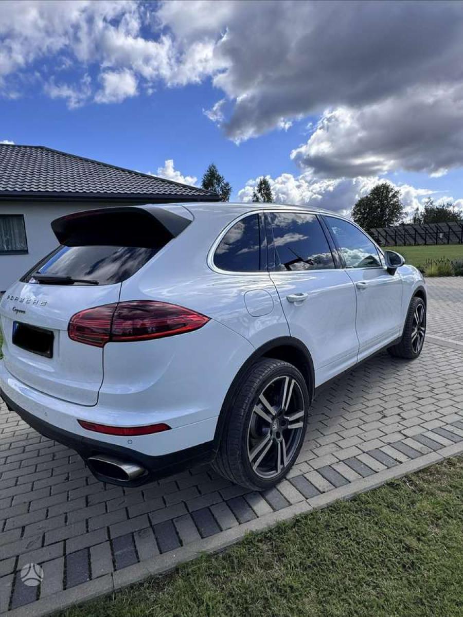 White Porsche Cayenne 2015 in Trakai, with an engine capacity of 3.00 L and mileage of 283 thousand km for 24500 €, photo 4 on AUTOMOTO.COM.LV