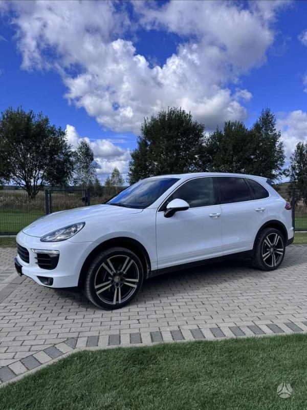 White Porsche Cayenne 2015 in Trakai, with an engine capacity of 3.00 L and mileage of 283 thousand km for 24500 €, photo 5 on AUTOMOTO.COM.LV