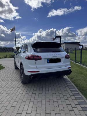 White Porsche Cayenne 2015 in Trakai, with an engine capacity of 3.00 L and mileage of 283 thousand km for 24500 €, photo 6 on AUTOMOTO.COM.LV