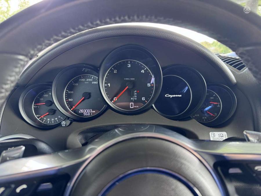 White Porsche Cayenne 2015 in Trakai, with an engine capacity of 3.00 L and mileage of 283 thousand km for 24500 €, photo 7 on AUTOMOTO.COM.LV