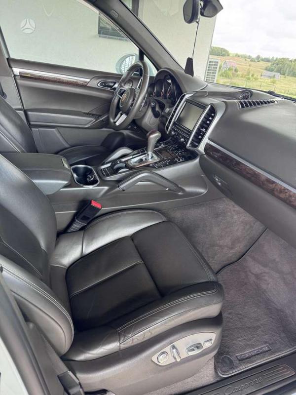 White Porsche Cayenne 2015 in Trakai, with an engine capacity of 3.00 L and mileage of 283 thousand km for 24500 €, photo 8 on AUTOMOTO.COM.LV