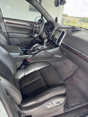 White Porsche Cayenne 2015 in Trakai, with an engine capacity of 3.00 L and mileage of 283 thousand km for 24500 €, photo 8 on AUTOMOTO.COM.LV