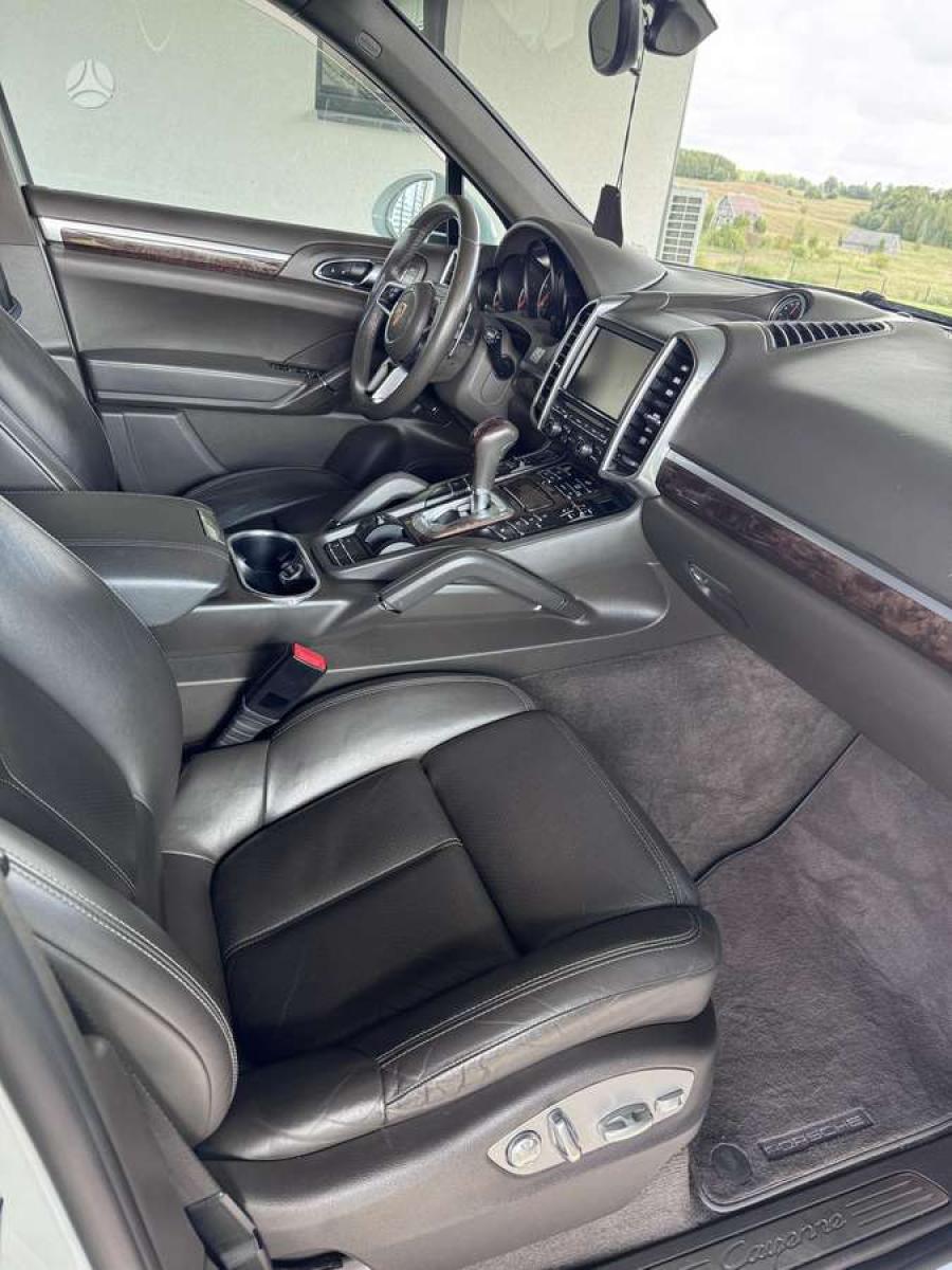 White Porsche Cayenne 2015 in Trakai, with an engine capacity of 3.00 L and mileage of 283 thousand km for 24500 €, photo 8 on AUTOMOTO.COM.LV