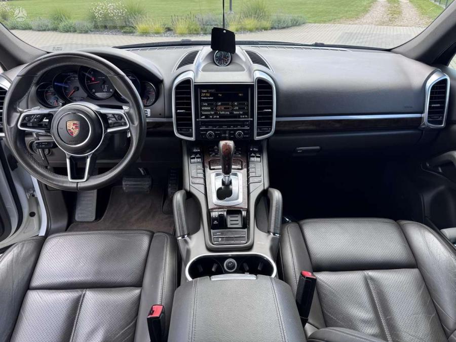 White Porsche Cayenne 2015 in Trakai, with an engine capacity of 3.00 L and mileage of 283 thousand km for 24500 €, photo 9 on AUTOMOTO.COM.LV
