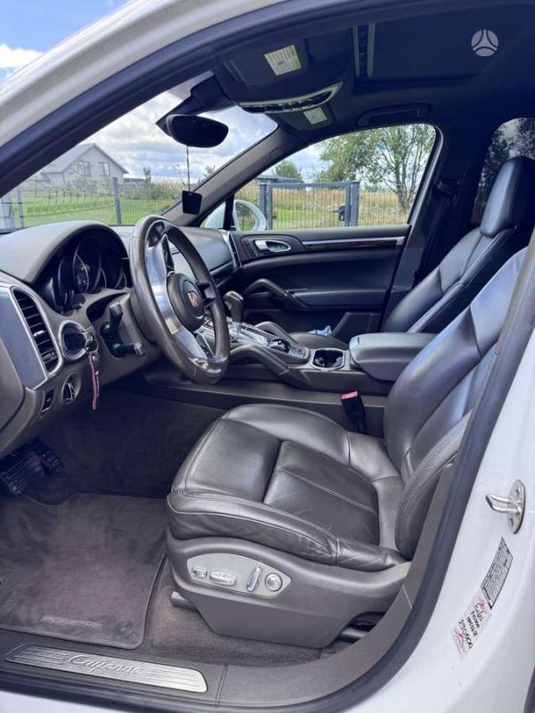 White Porsche Cayenne 2015 in Trakai, with an engine capacity of 3.00 L and mileage of 283 thousand km for 24500 €, photo 10 on AUTOMOTO.COM.LV