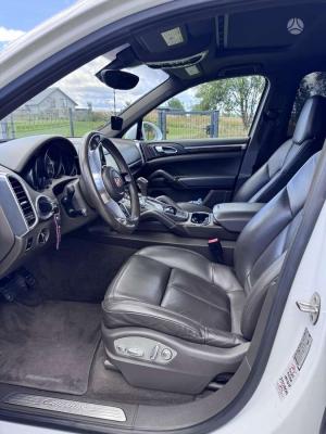 White Porsche Cayenne 2015 in Trakai, with an engine capacity of 3.00 L and mileage of 283 thousand km for 24500 €, photo 10 on AUTOMOTO.COM.LV