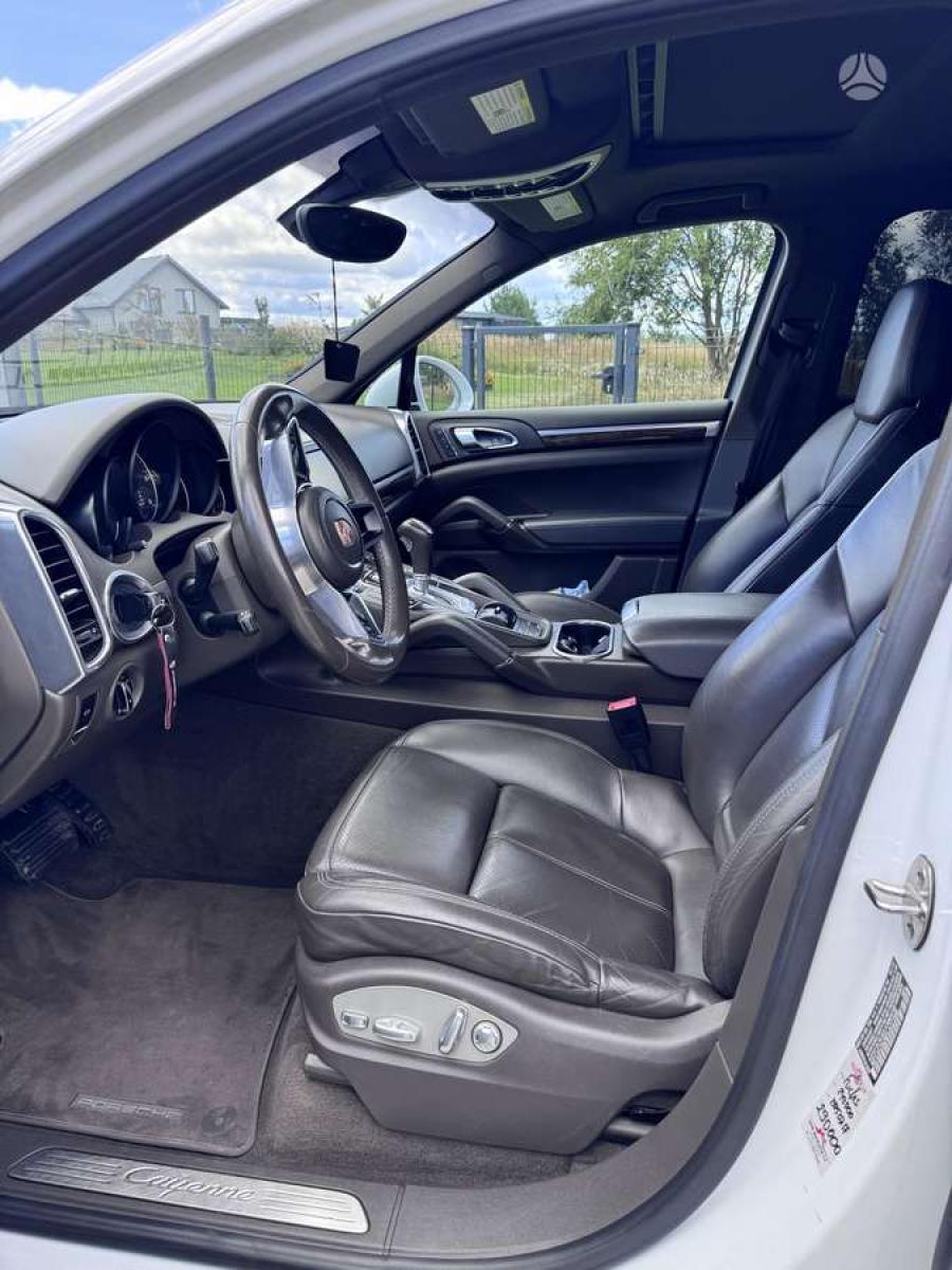 White Porsche Cayenne 2015 in Trakai, with an engine capacity of 3.00 L and mileage of 283 thousand km for 24500 €, photo 10 on AUTOMOTO.COM.LV