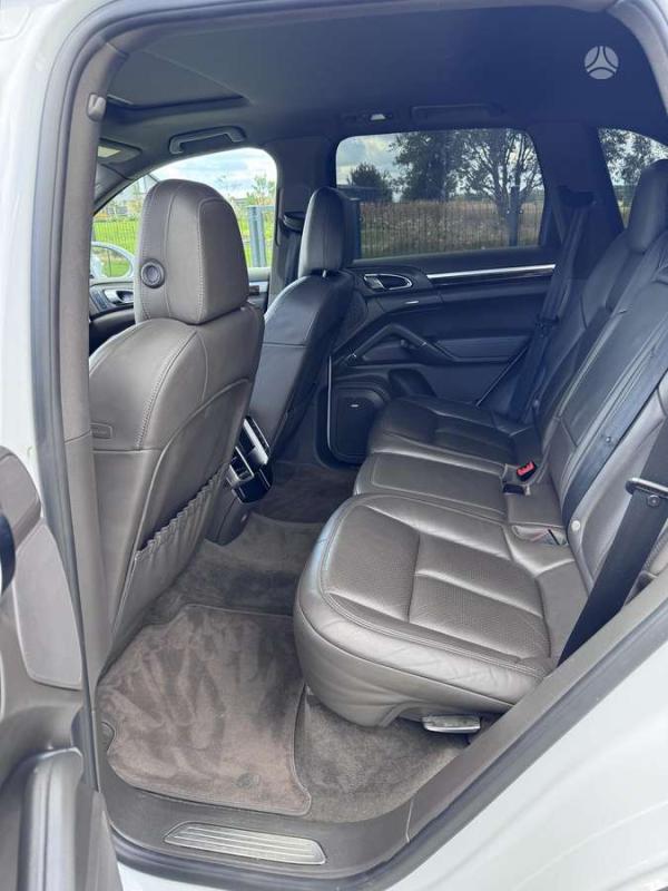 White Porsche Cayenne 2015 in Trakai, with an engine capacity of 3.00 L and mileage of 283 thousand km for 24500 €, photo 11 on AUTOMOTO.COM.LV