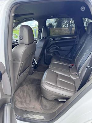 White Porsche Cayenne 2015 in Trakai, with an engine capacity of 3.00 L and mileage of 283 thousand km for 24500 €, photo 11 on AUTOMOTO.COM.LV