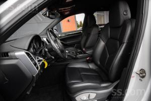 White Porsche Cayenne 2013 in Jelgava, with an engine capacity of 3.00 L and mileage of 18 thousand km for 26000 €, photo 5 on AUTOMOTO.COM.LV