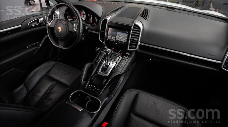White Porsche Cayenne 2013 in Jelgava, with an engine capacity of 3.00 L and mileage of 18 thousand km for 26000 €, photo 18 on AUTOMOTO.COM.LV