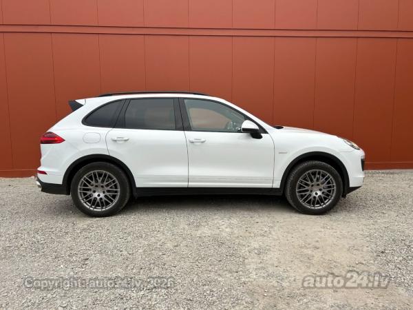 White Porsche Cayenne 2015 in Tallinn, with an engine capacity of 3.00 L and mileage of 263 thousand km for 23399 €, photo 1 on AUTOMOTO.COM.LV