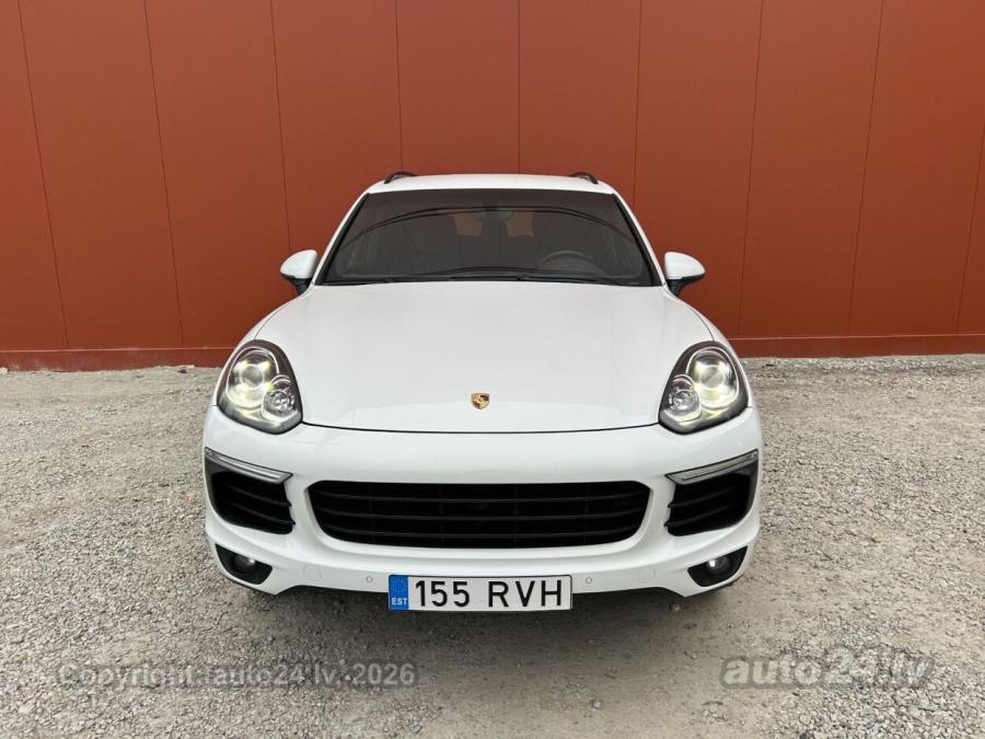 White Porsche Cayenne 2015 in Tallinn, with an engine capacity of 3.00 L and mileage of 263 thousand km for 23399 €, photo 3 on AUTOMOTO.COM.LV