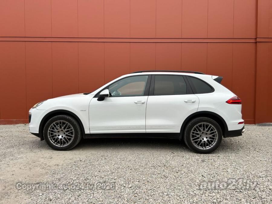 White Porsche Cayenne 2015 in Tallinn, with an engine capacity of 3.00 L and mileage of 263 thousand km for 23399 €, photo 5 on AUTOMOTO.COM.LV